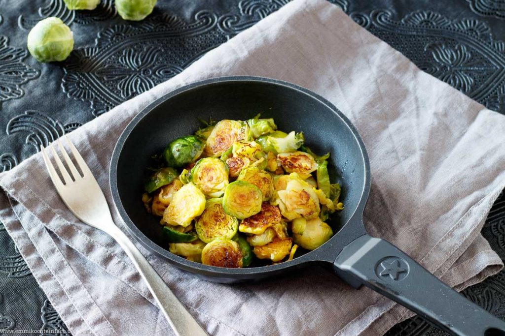 Gebratener Rosenkohl aus der Pfanne - emmikochteinfach