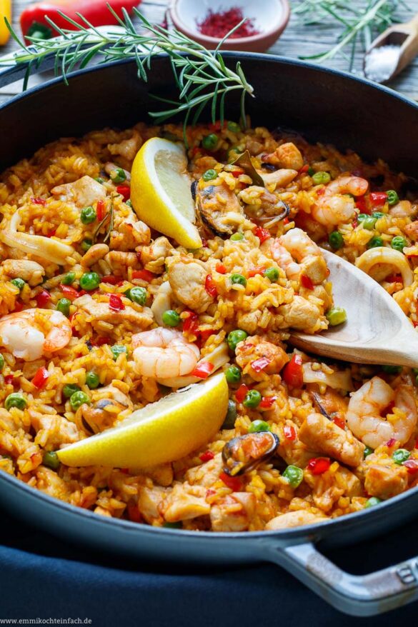 Einfache Paella mit Hähnchen & Meeresfrüchten - emmikochteinfach