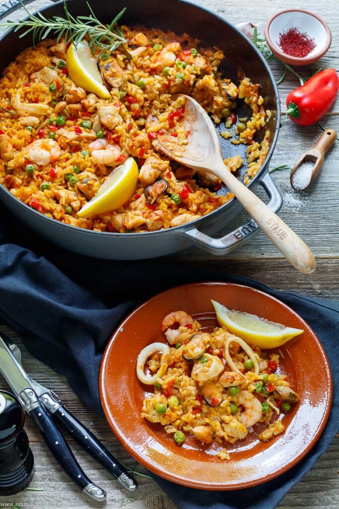 Einfache Paella mit Hähnchen & Meeresfrüchten - emmikochteinfach