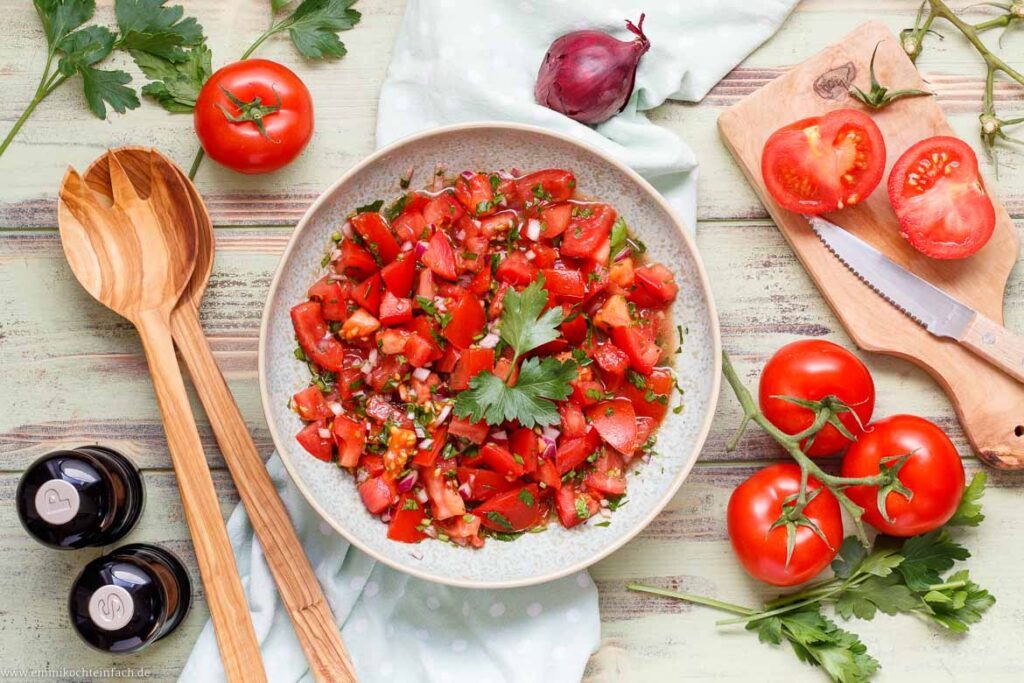 Tomatensalat mit Zwiebeln – der einfache Klassiker - emmikochteinfach