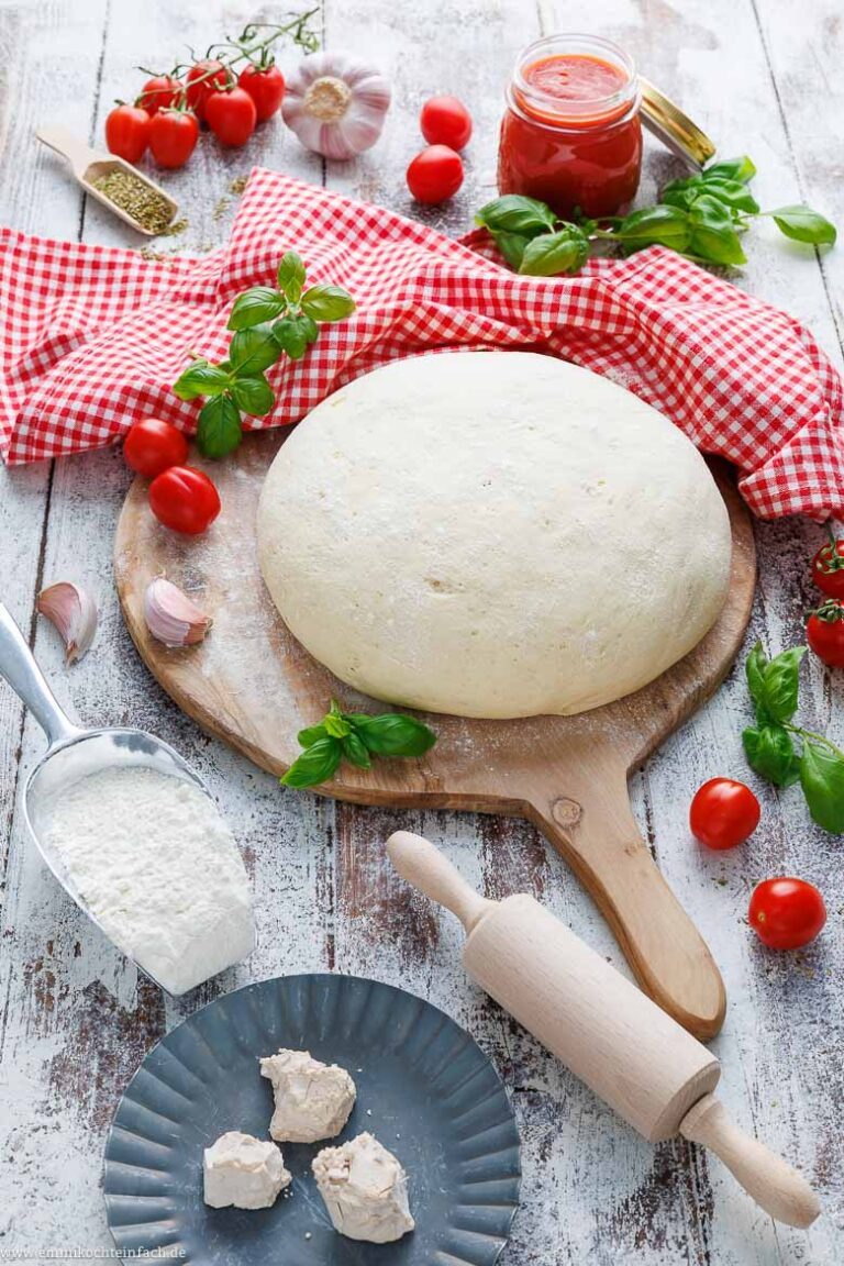Pizzateig selber machen - einfaches Rezept - emmikochteinfach