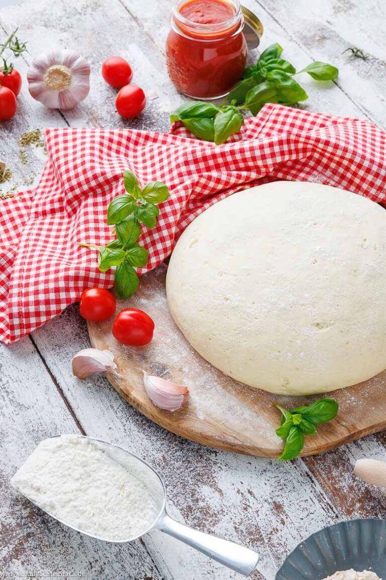 Pizzateig selber machen - einfaches Rezept - emmikochteinfach