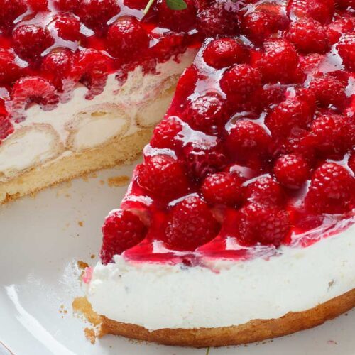 Windbeuteltorte mit Beeren ganz einfach - emmikochteinfach