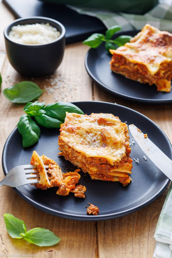 Lasagne Rezept - klassisch & einfach - emmikochteinfach