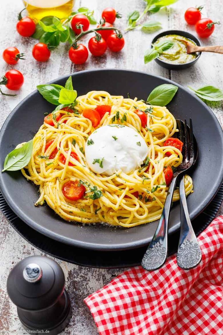 Burrata in Pasta mit Tomaten