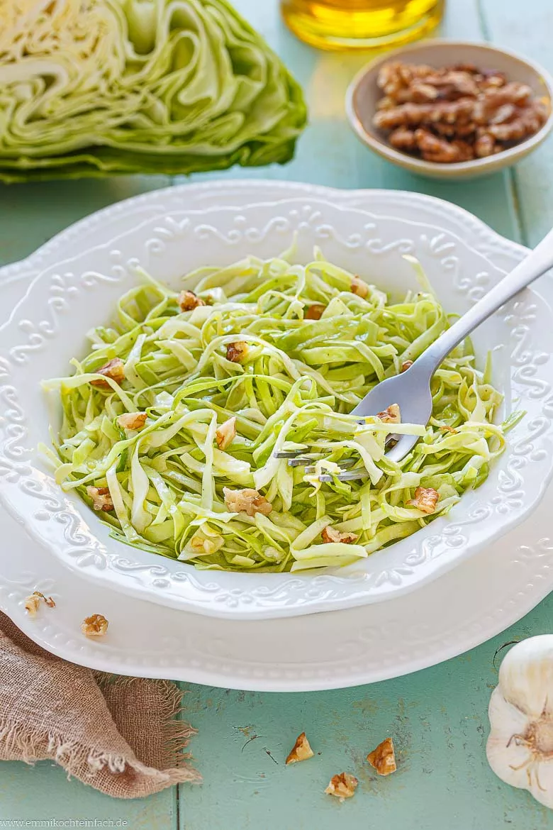 Knackiger Spitzkohlsalat mit einfachem Dressing