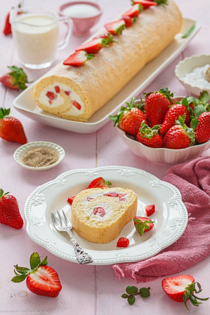 Biskuitrolle Mit Purierten Erdbeeren